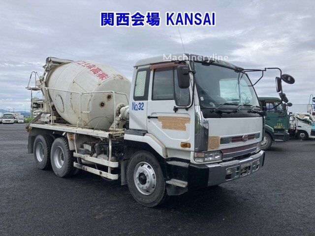 Nissan UD TRUCK kamion s mešalicom za beton