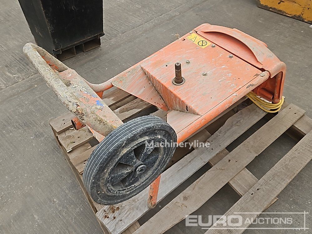 Prodaje se Belle Minimix 150 betonsku mešalicu na aukciji