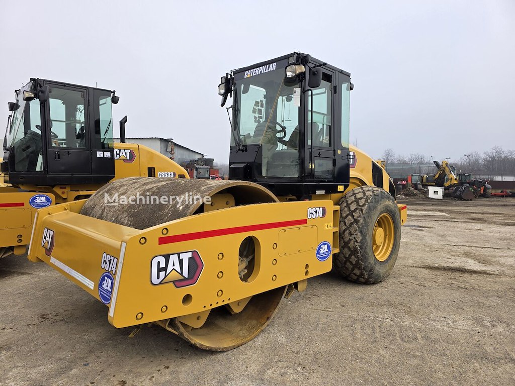 Caterpillar cs74 kompaktor s jednim valjkom