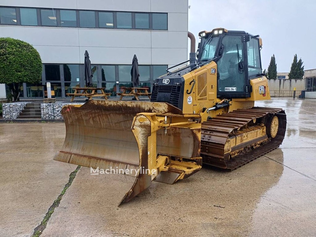 Caterpillar D4 buldožer