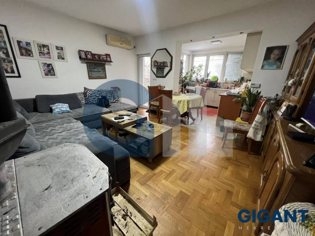 Trosobni stan Pere Kosorića, Zemun Polje, Beograd