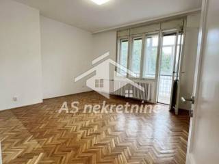 Trosobni stan u dobrom stanju, prvi sprat, Dedinje, Beograd