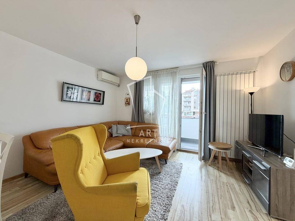 Trosobni stan Zemunska, Mladost, Beograd