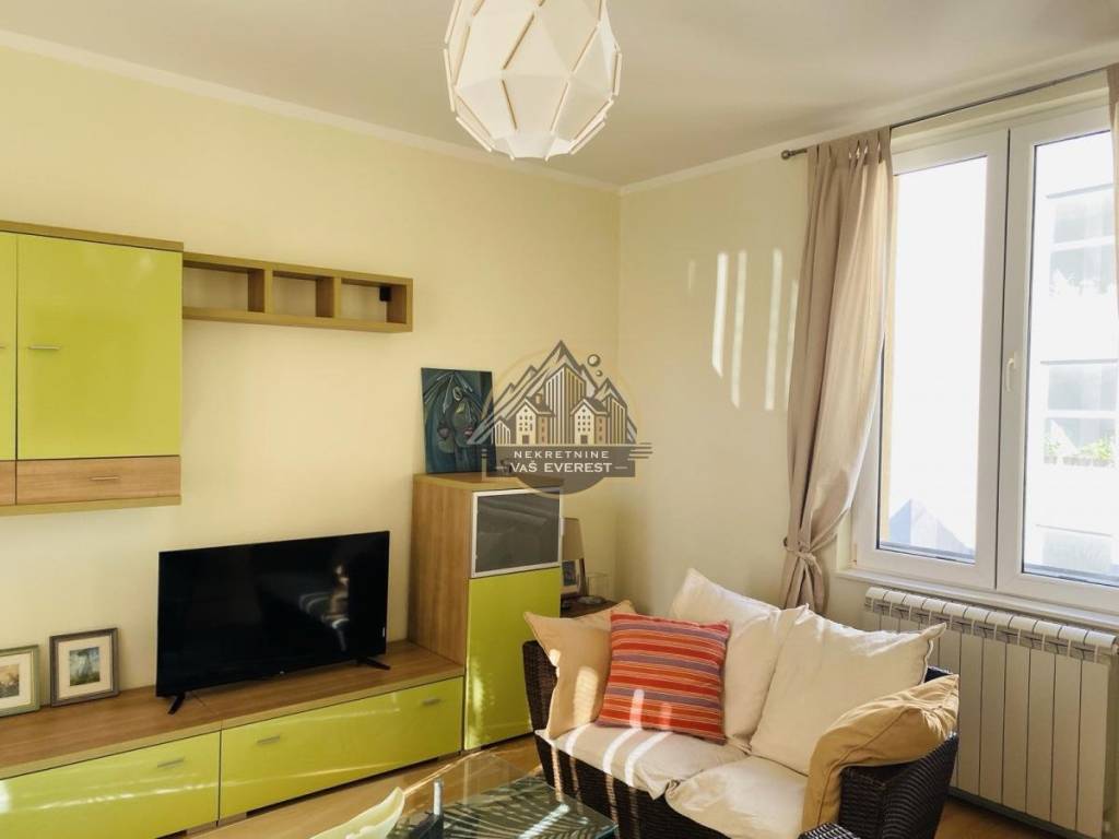 Trosobni stan prvi sprat, Beograd