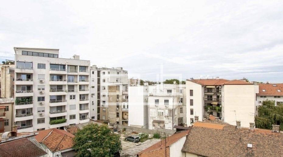 Trosobni stan za renoviranje, četvrti sprat, Beograd
