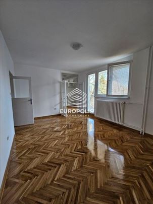 Renoviran,uknjižen,odmah useljiv,adaptibilan u 2.5