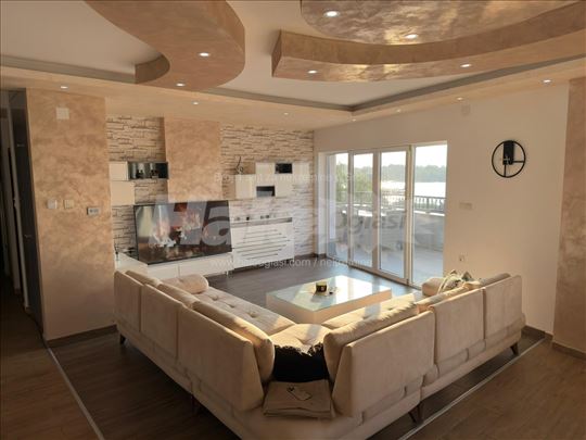 Penthouse u Sremskoj Kamenici s pogledom na rijeku