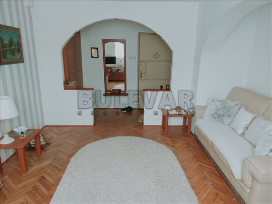 Dvosoban stan 55m2 pored pešačke zone, strogi cen