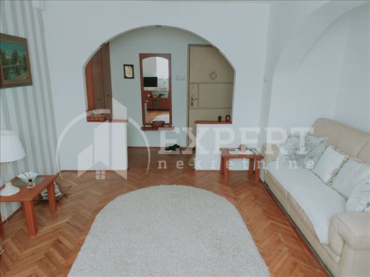 Dvosoban stan 55m2 pored pešačke zone, strogi cen