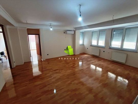 Lep, komforan trosoban stan na samo par minuta od