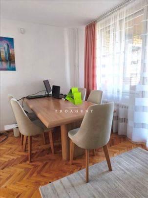 Renoviran dvoiposoban stan na odličnoj lokaciji na