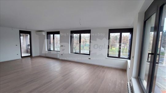 120m2 cetvorosoban stan sa 4 garaze