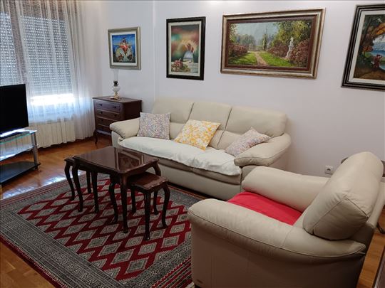 Funkcionalan stan u centru sa garažnim mestom