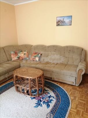 Izdajem namesten dvosoban stan u centru