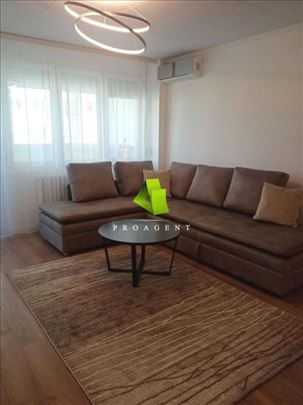 Lux renoviran trosoban stan na Bulevaru Nemanjića