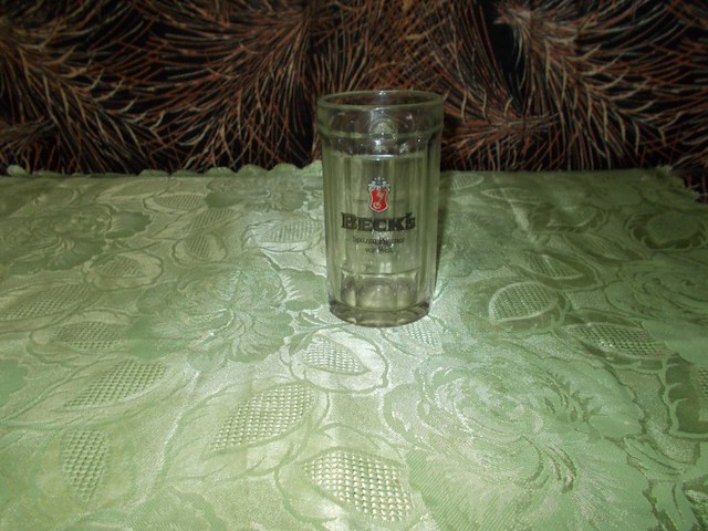 Becks - stara staklena krigla zapremine 0,4 L