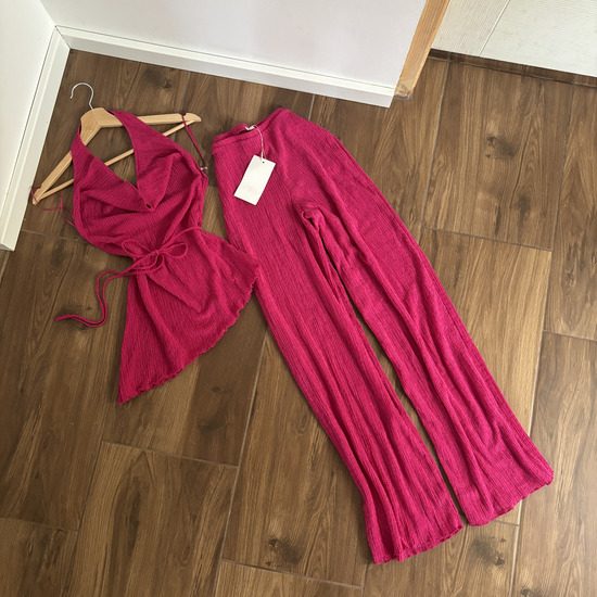 Zara lep komplet majica i pantalone Novo