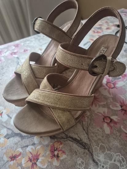 Ugg sandale skroz kožne