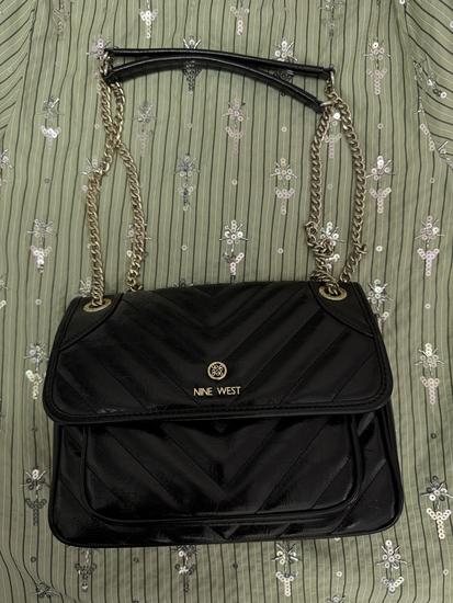   Nine West crna torba