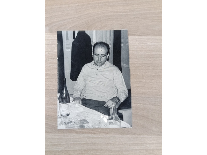 Vintage fotografija ko je pijan zaspao za stolom