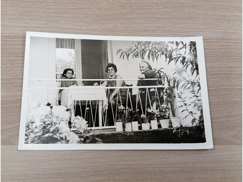 Vintage fotografija dame ćaskanje na terasi