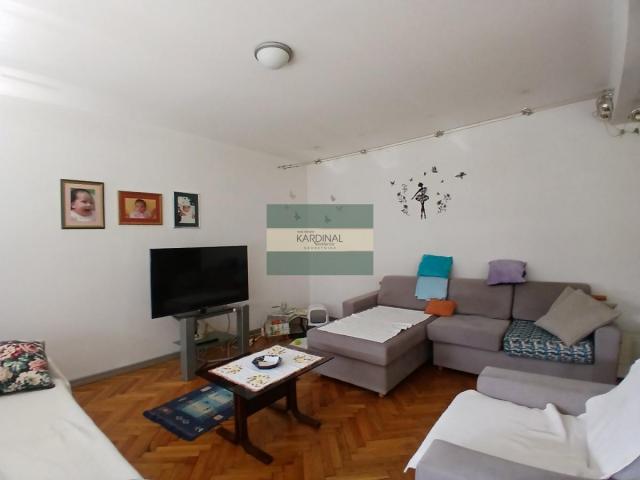 Izdaje se prostran trosoban stan u neposrednoj blizini centra Jagodine – 78 m²