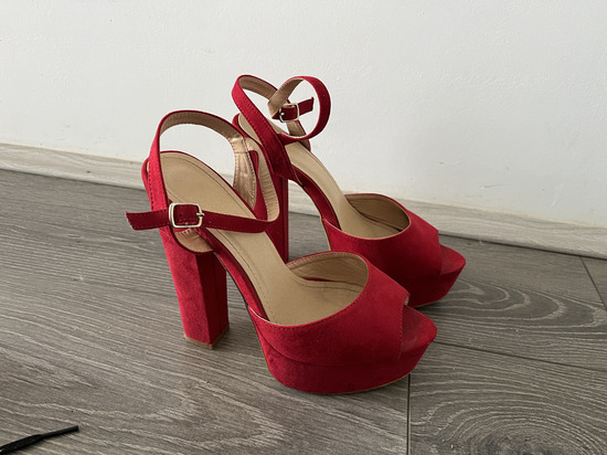Nove stikle 37