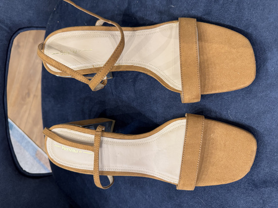 NOVE BERSHKA SANDALE 41