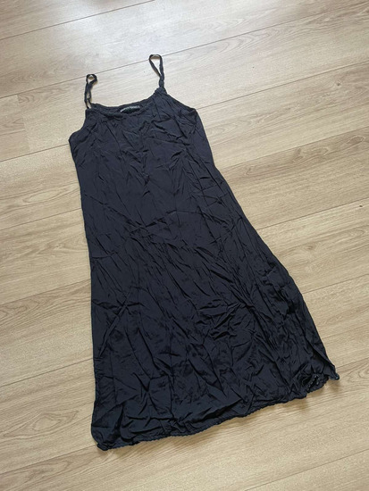 Crna slip haljina