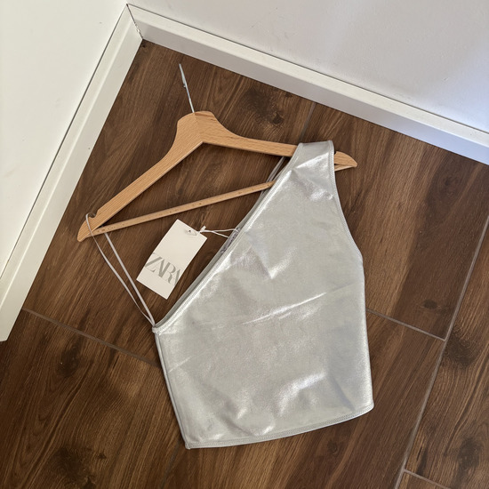 Zara lep asimetricni srebrni top Novo