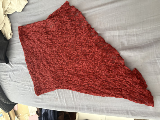 bershka bordo cipkasti ansimetricni top