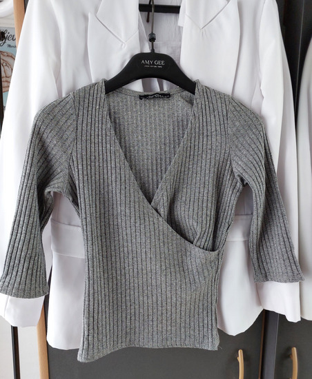 Bershka dekoltirana bluza