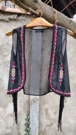 Boohoo unikatni boho prsluk sa resama