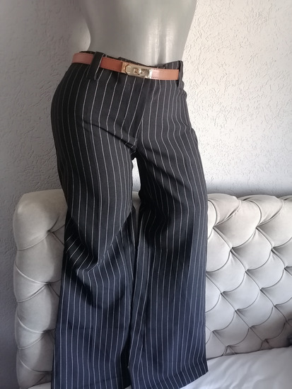 Elegantne crne pantalone na pruge