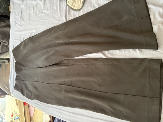 crne strukirane oysho pantalone