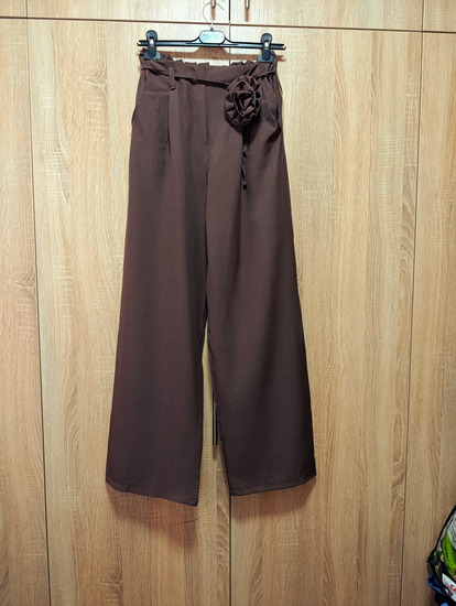 Braon siroke pantalone sa cvetom