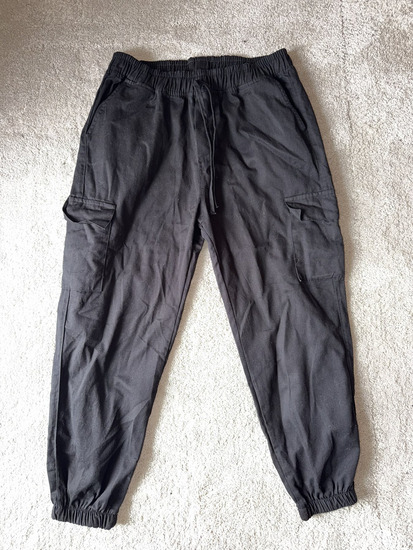 Crne pantalone sa džepovima