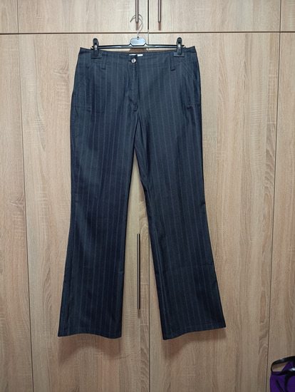 Sive prugaste pantalone