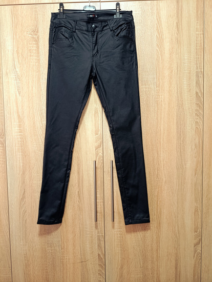 Crne pantalone kao kozne