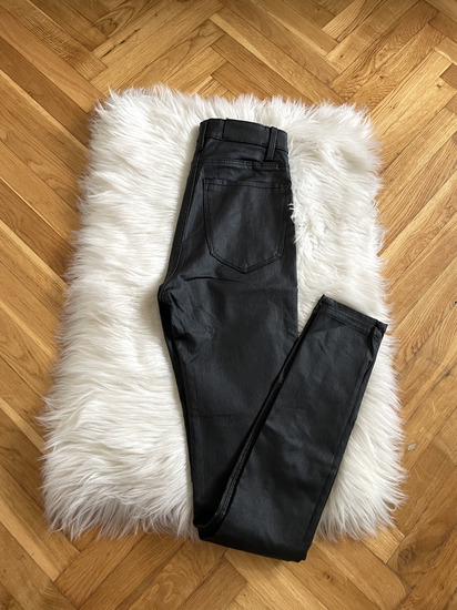 NOVO Stradivarius voskirane pantalone vel.XS