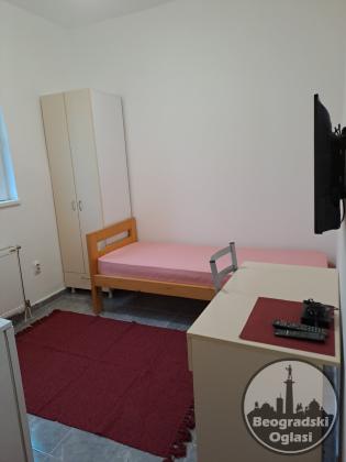 Zemun, Nova Galenika, izdajem sobu za zaposlenu osobu