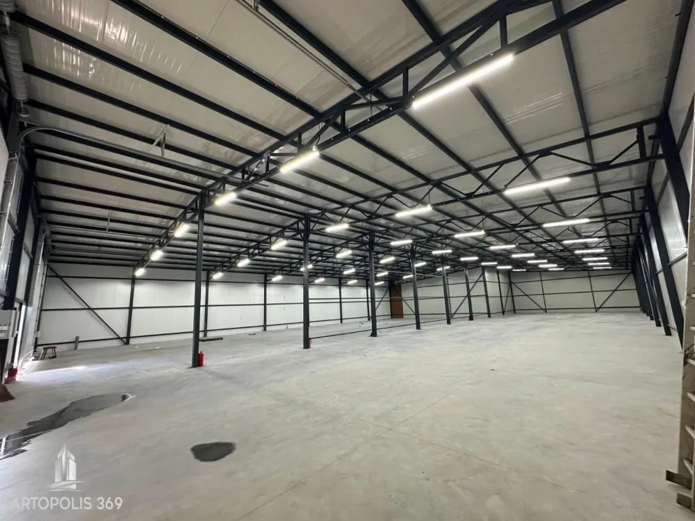 Izdavanje, poslovni prostor, 372m², Umka, Beograd
