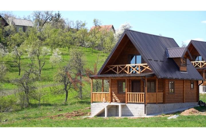 Sirogojno, Zlatibor – brvnare u netaknutoj prirodi