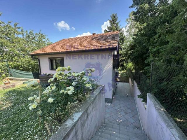 U ponudi funkcionalna dvospratna kuća na Banstolu, u mirnom delu vikend naselja.
