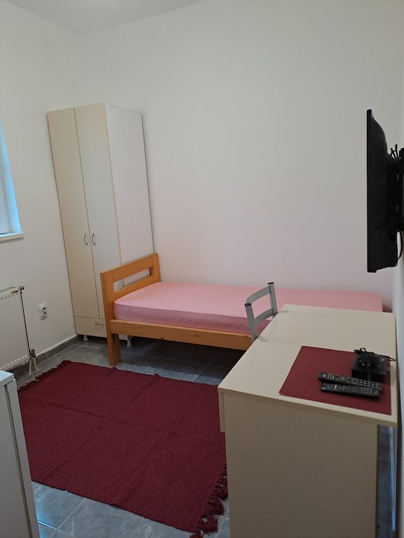 Zemun, Nova Galenika, izdajem sobu za zaposlenu osobu