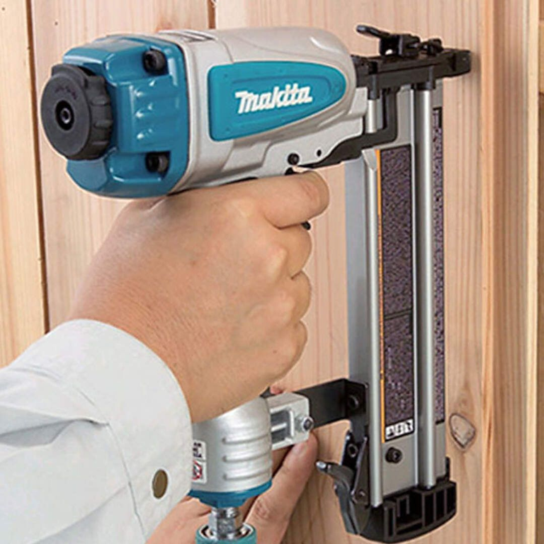 Makita – Pneumatski zabijač eksera u redeniku 15-50mm – AF505N