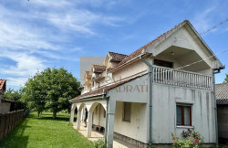 Dve kuće na 10.5a placa, prelepo dvorište