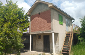    Na prodaju vikendica sa prelepim placem u Nakučanima – 15.000 €