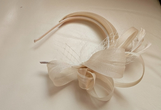 Fascinator loop sa detaljima od pravog perja, novo