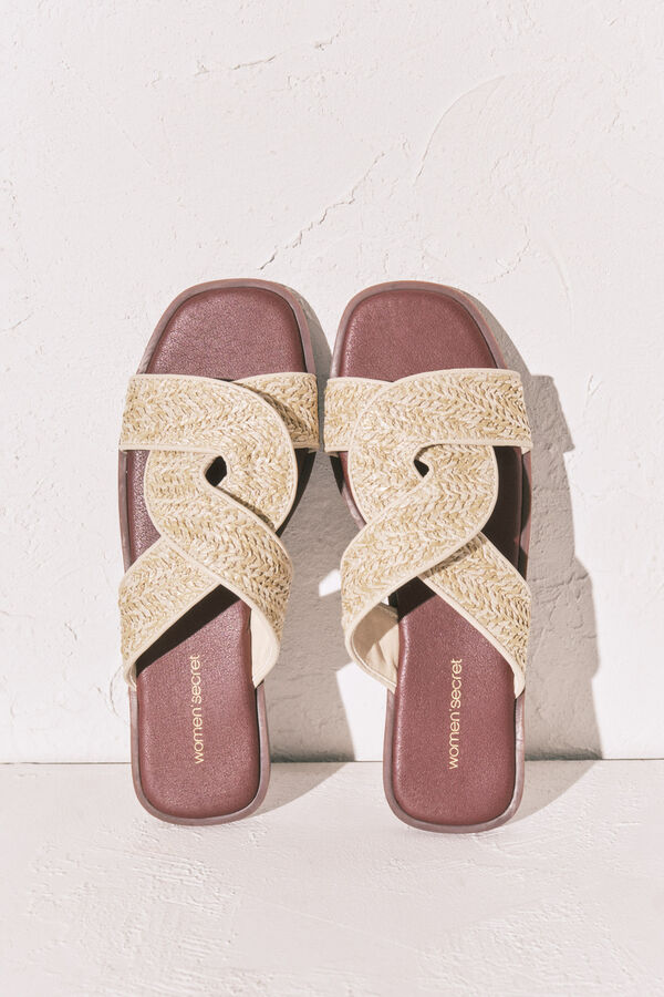 Granatrote und sandfarbene Bast-Sandalen